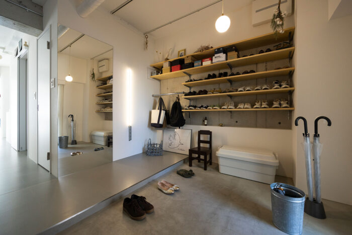 柱を家のシンボルに生活感をほどよく除いた魅せるワンルーム | ToKoSie ー トコシエ