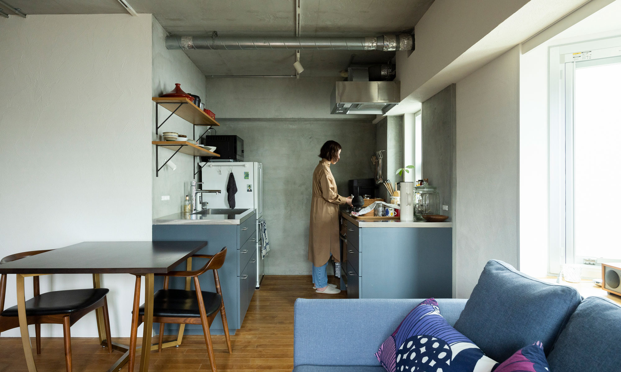 心地よい自然素材に包まれて澄んだ空気が流れる回遊できるワンルーム | ToKoSie ー トコシエ