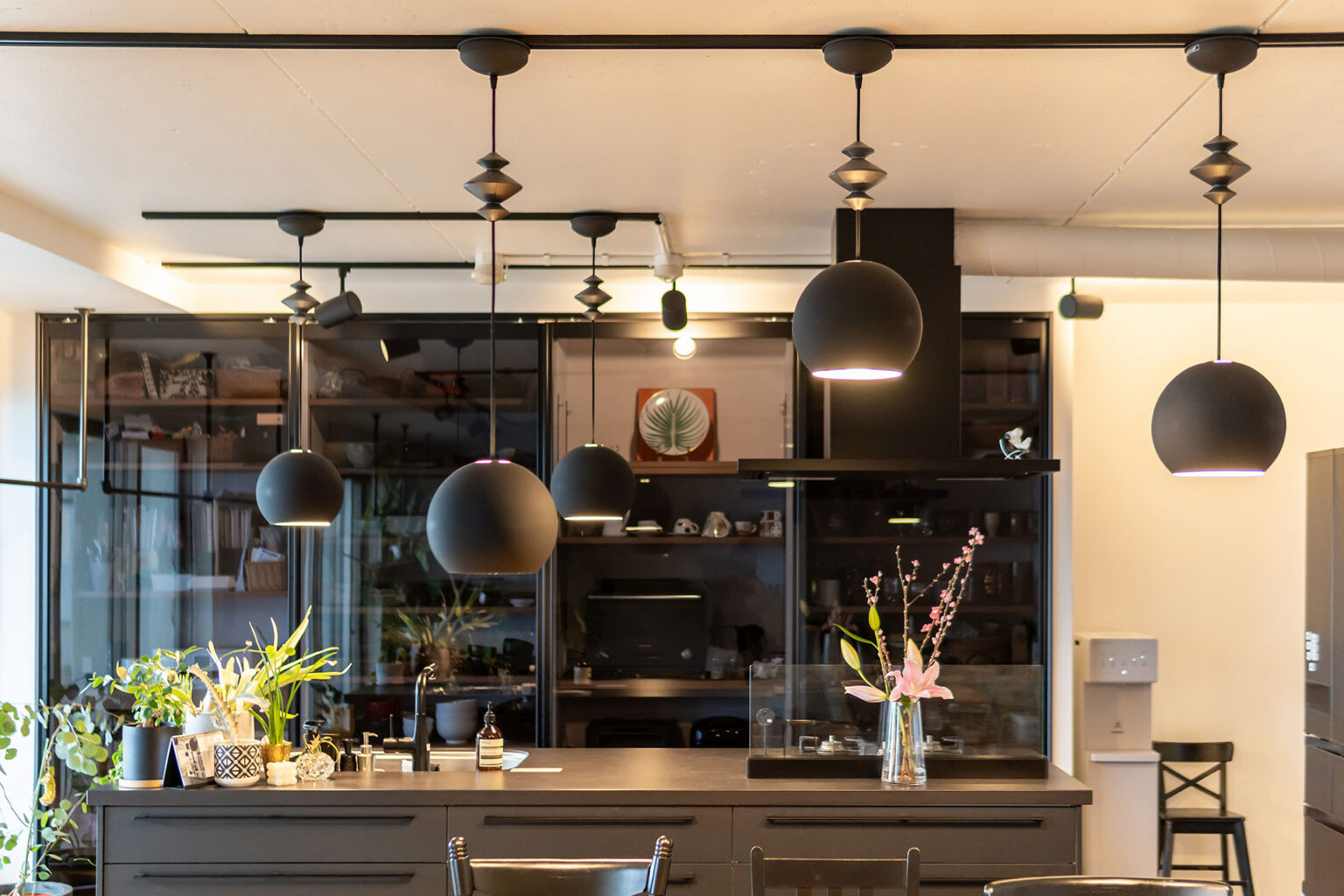 15年後のフルリノベーション。 家族3人と愛犬3匹。家中に風がめぐる住まい。 | ToKoSie ー トコシエ