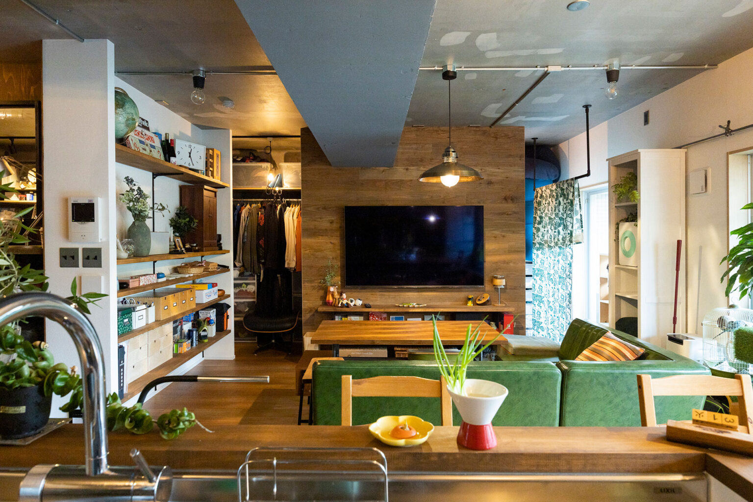 5人家族で暮らす2LDKシームレスな空間に居場所を自由に確保する | ToKoSie ー トコシエ