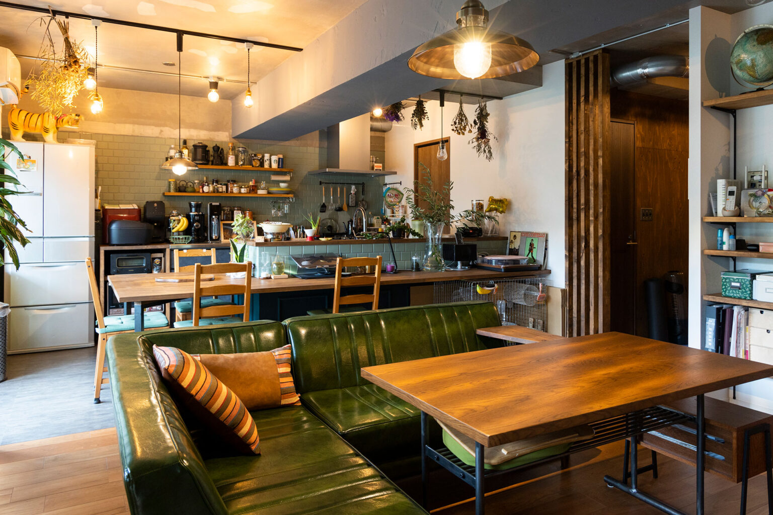 5人家族で暮らす2LDKシームレスな空間に居場所を自由に確保する | ToKoSie ー トコシエ