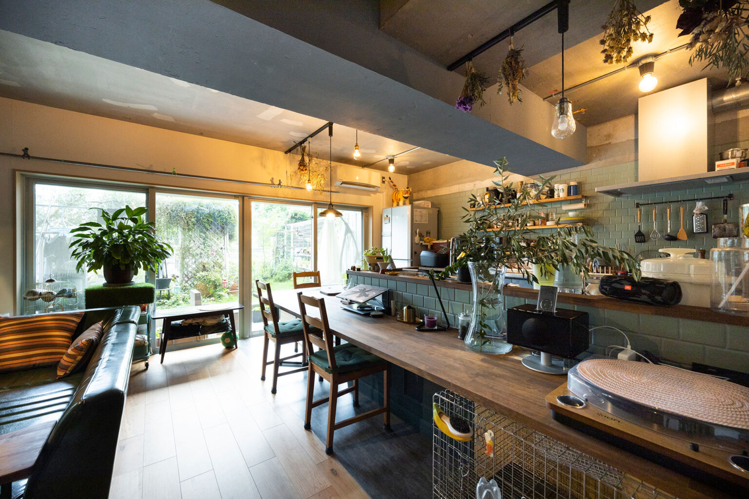 5人家族で暮らす2LDKシームレスな空間に居場所を自由に確保する | ToKoSie ー トコシエ