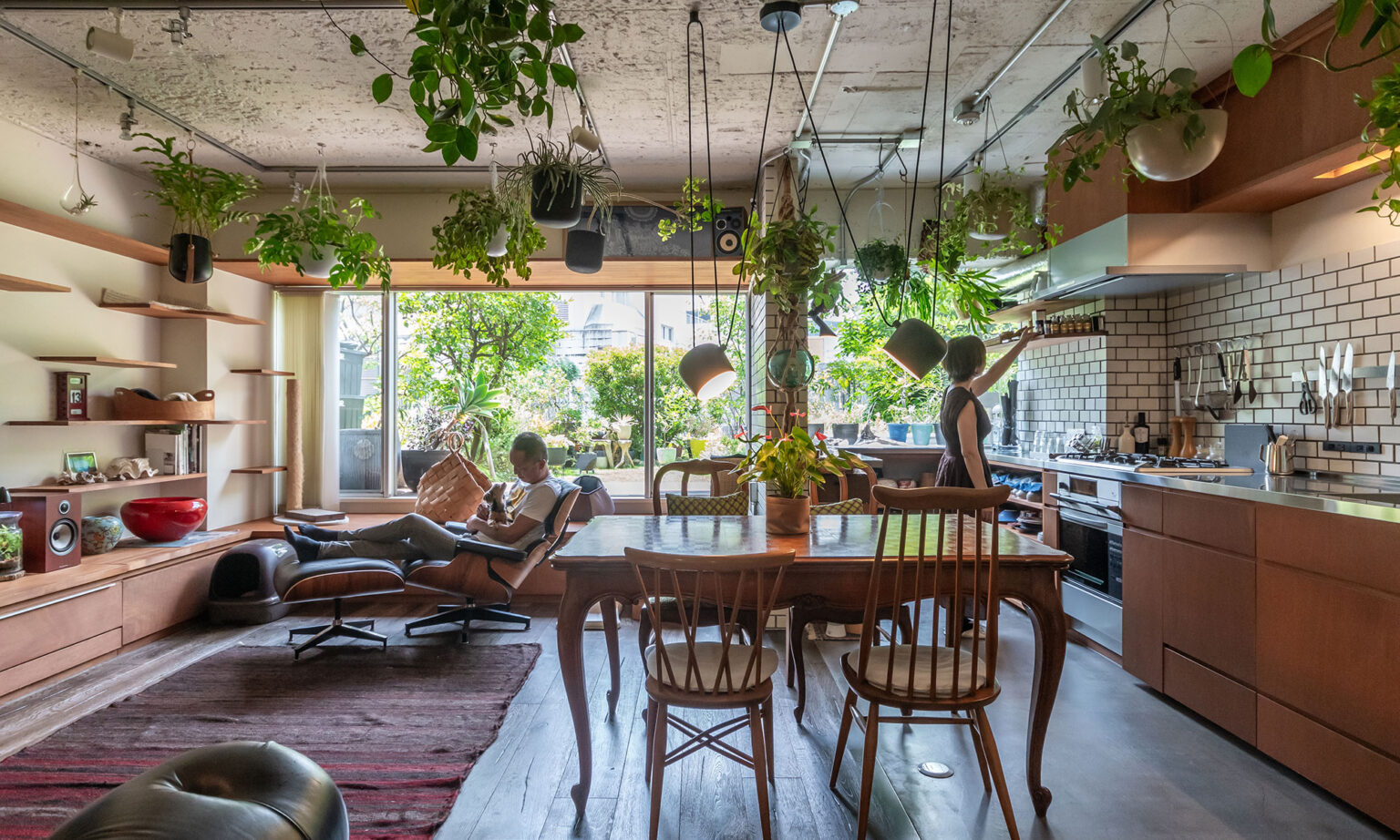 庭付きヴィンテージマンション重厚感の漂うアンティーク家具と緑を借景にできる大迫力の窓 | ToKoSie ー トコシエ