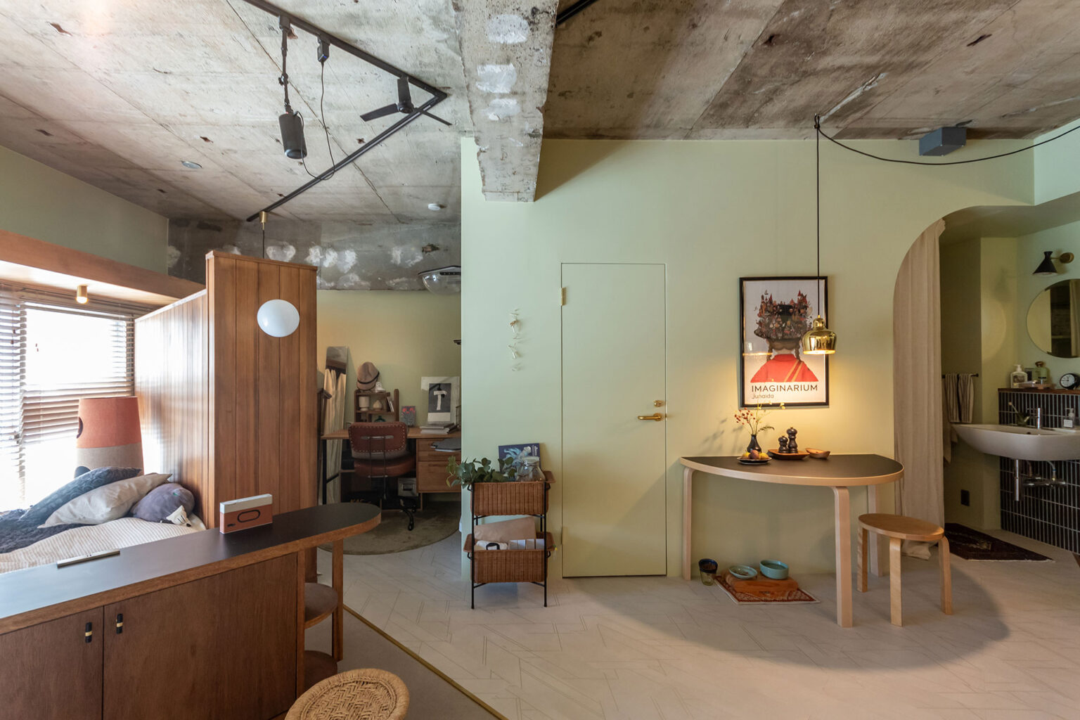 44㎡の女性ひとり暮らしリノベ斜め45度で大胆に仕切った ワンルーム・リノベーション | ToKoSie ー トコシエ