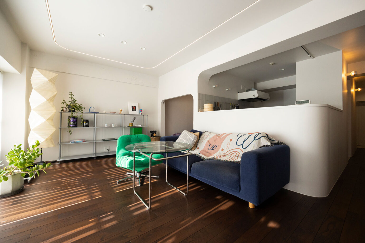 寝室を洞窟のようになめらかな曲線に包まれたプレーンで彩り豊かな60㎡ | ToKoSie ー トコシエ