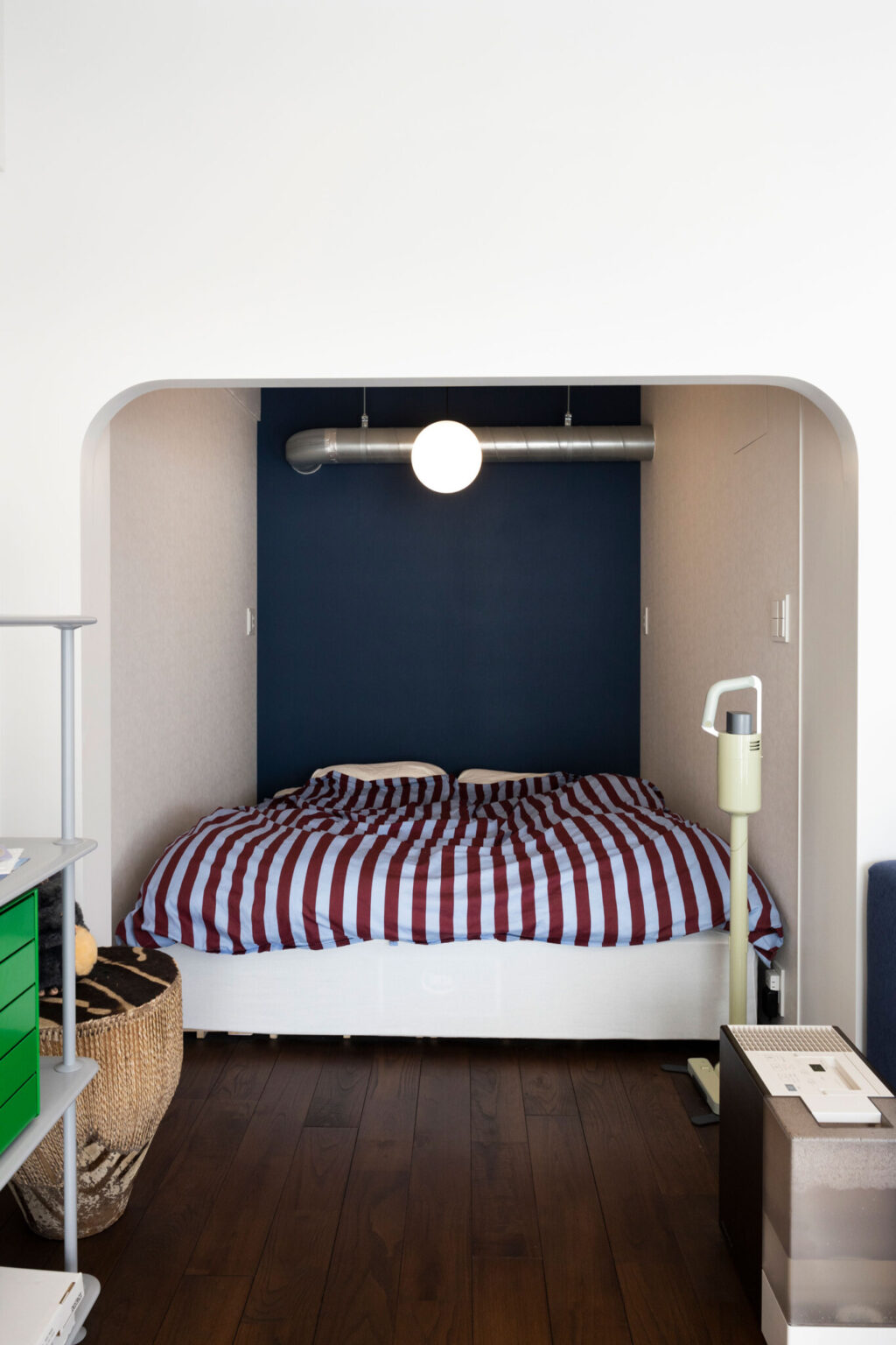 寝室を洞窟のようになめらかな曲線に包まれたプレーンで彩り豊かな60㎡ | ToKoSie ー トコシエ