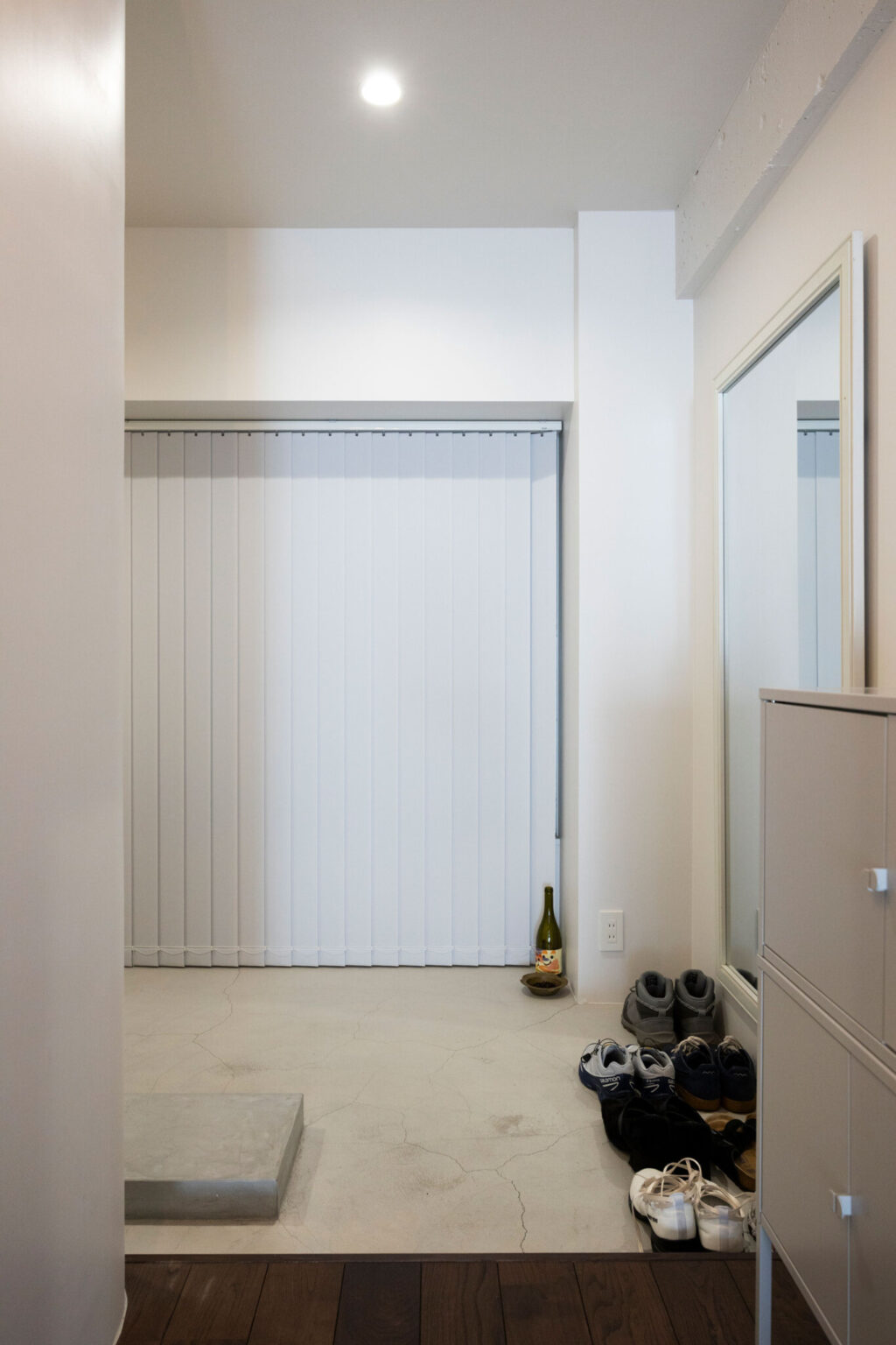 寝室を洞窟のようになめらかな曲線に包まれたプレーンで彩り豊かな60㎡ | ToKoSie ー トコシエ