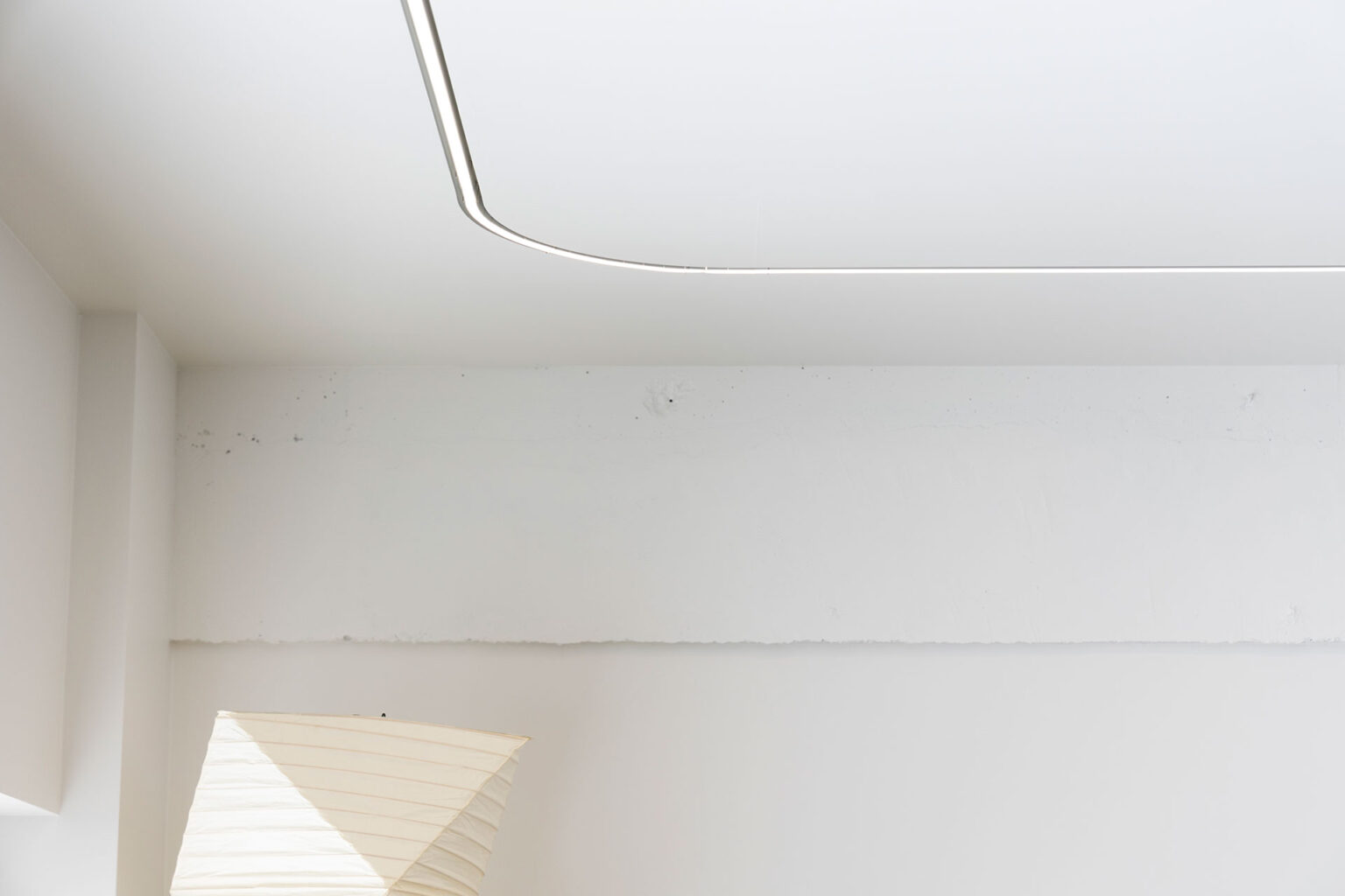 寝室を洞窟のようになめらかな曲線に包まれたプレーンで彩り豊かな60㎡ | ToKoSie ー トコシエ