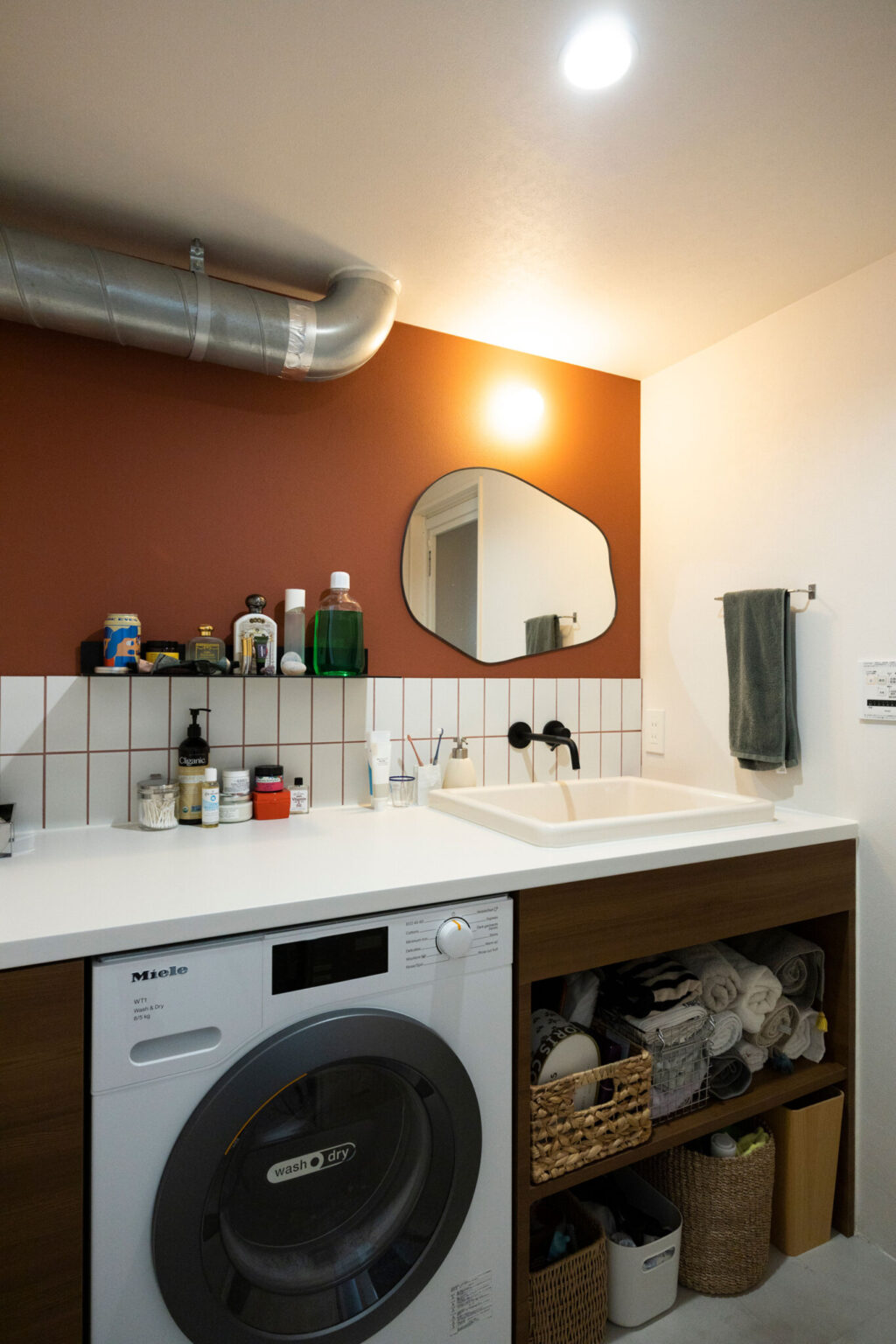 寝室を洞窟のようになめらかな曲線に包まれたプレーンで彩り豊かな60㎡ | ToKoSie ー トコシエ