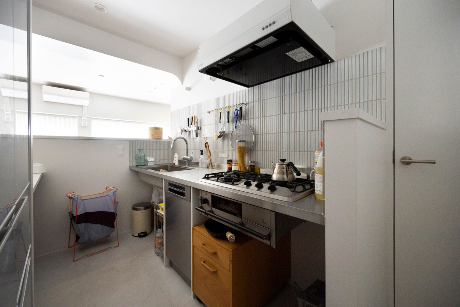 寝室を洞窟のようになめらかな曲線に包まれたプレーンで彩り豊かな60㎡ | ToKoSie ー トコシエ