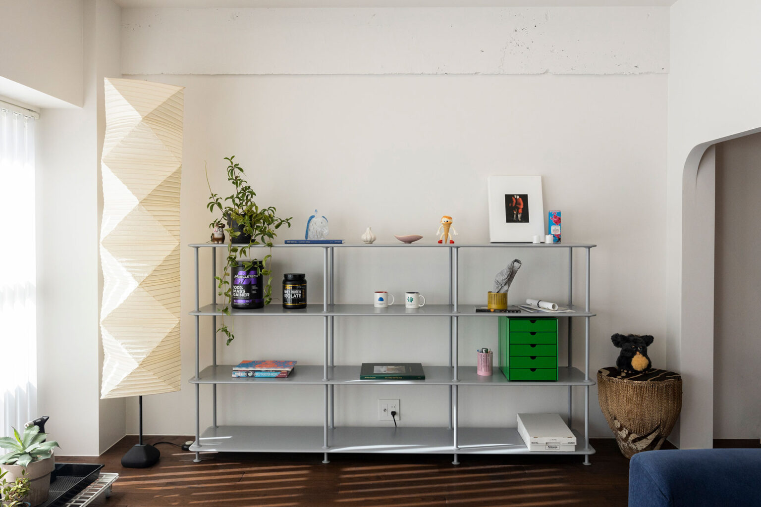 寝室を洞窟のようになめらかな曲線に包まれたプレーンで彩り豊かな60㎡ | ToKoSie ー トコシエ