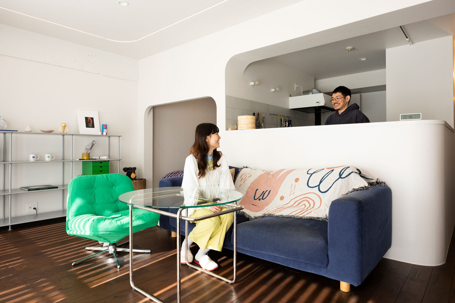 寝室を洞窟のようになめらかな曲線に包まれたプレーンで彩り豊かな60㎡ | ToKoSie ー トコシエ