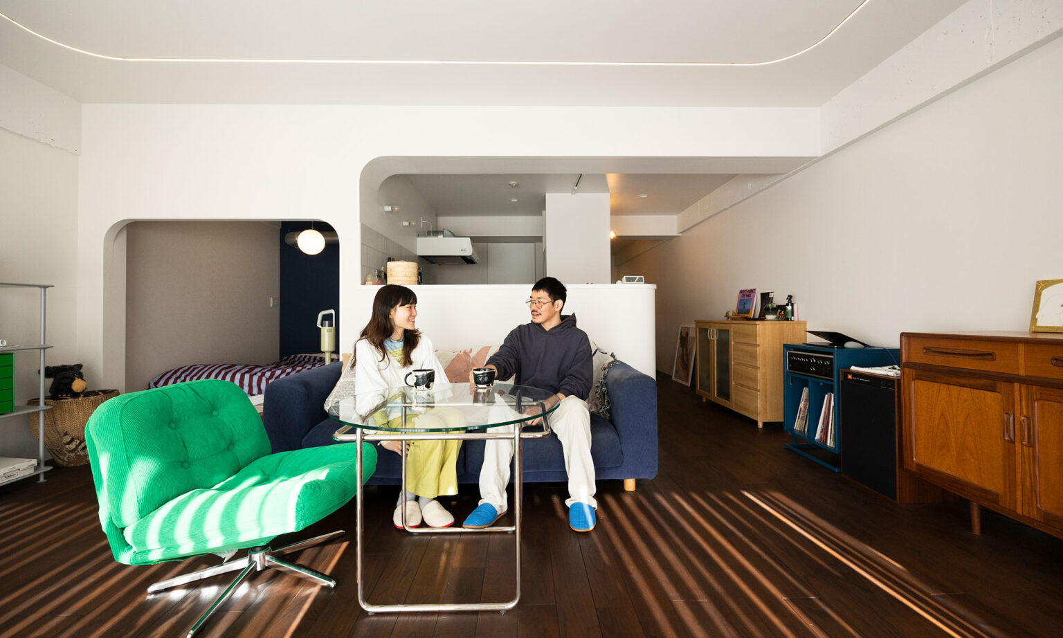 寝室を洞窟のようになめらかな曲線に包まれたプレーンで彩り豊かな60㎡ | ToKoSie ー トコシエ