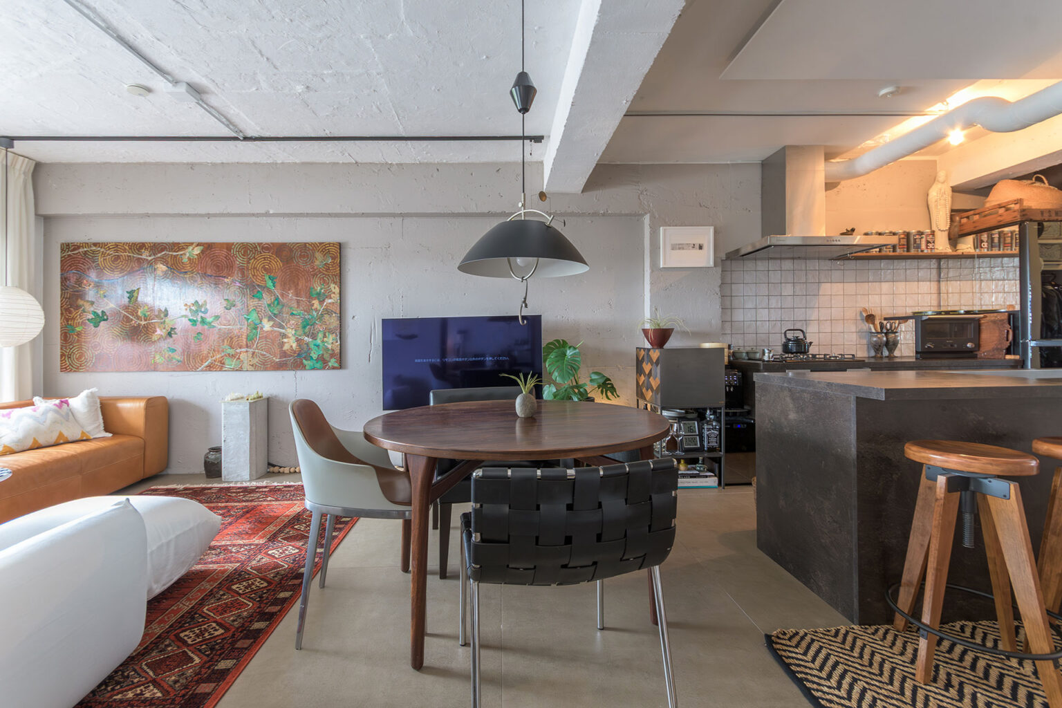 夫婦2人暮らしの65㎡ワンルーム世界を旅したジュエリーデザイナーが作るアーバンリゾートなマンションリノベ | ToKoSie ー トコシエ