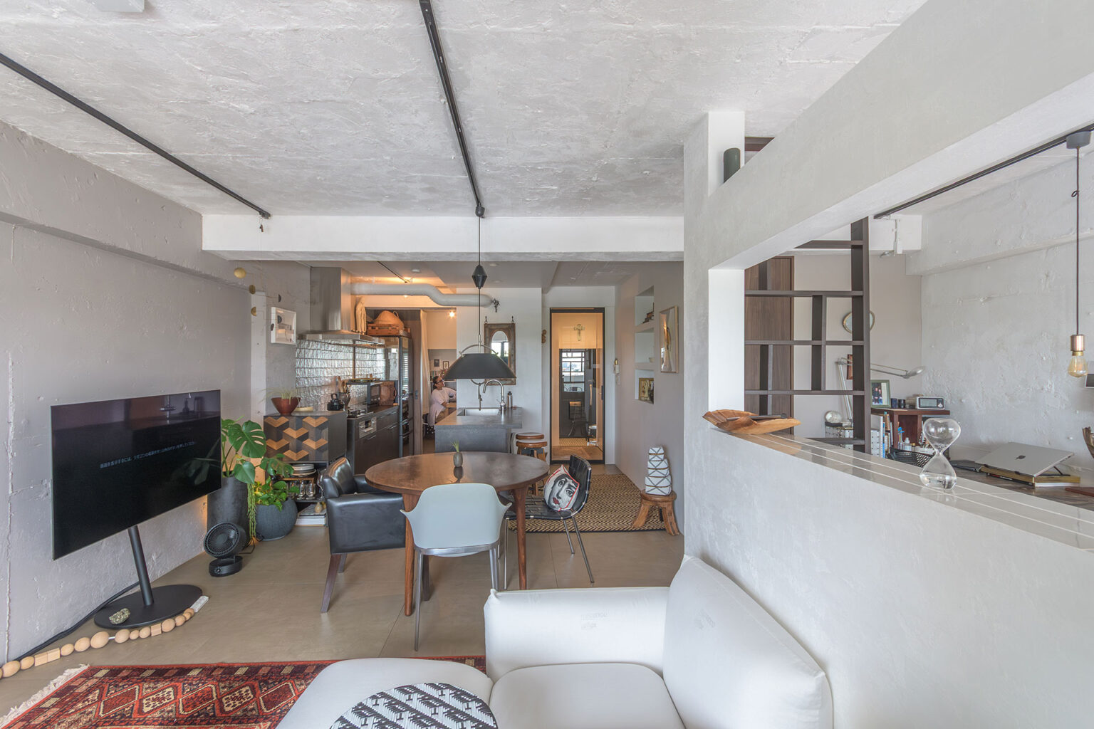 夫婦2人暮らしの65㎡ワンルーム世界を旅したジュエリーデザイナーが作るアーバンリゾートなマンションリノベ | ToKoSie ー トコシエ